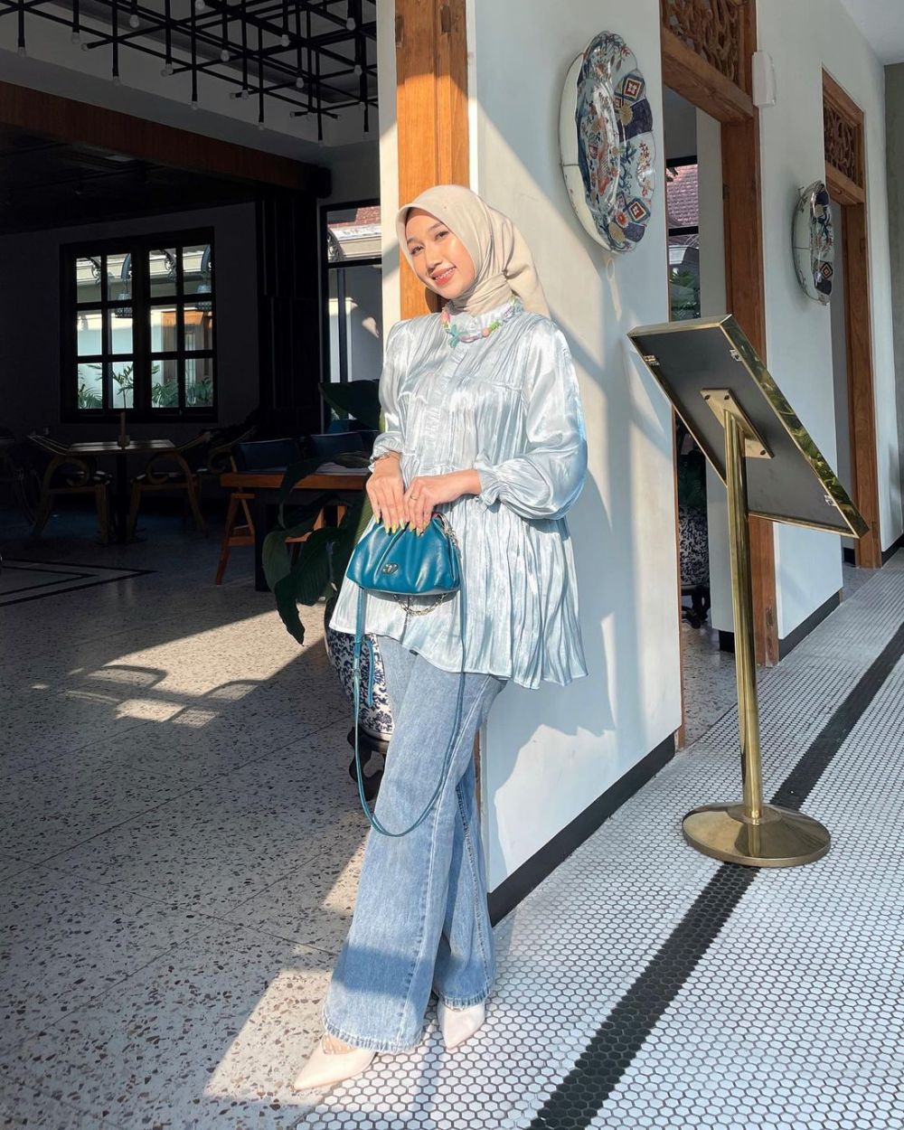 10 Padu Padan Style Denim Hijab ala Risa Larasati, Trendy!