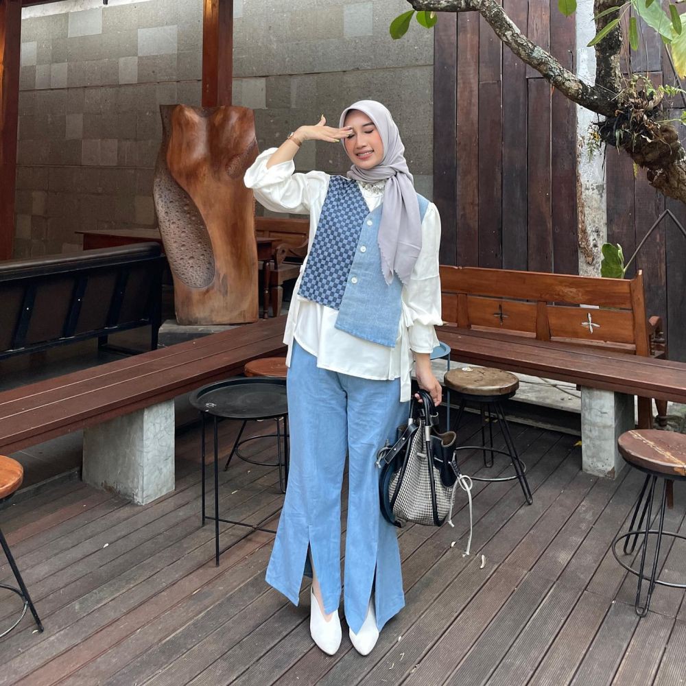 10 Padu Padan Style Denim Hijab ala Risa Larasati, Trendy!