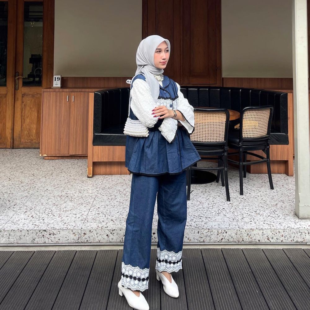 10 Padu Padan Style Denim Hijab ala Risa Larasati, Trendy!