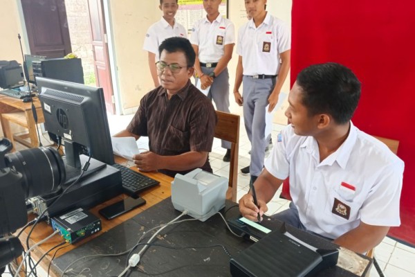 Disdukcapil Jemput Bola Rekam eKTP Pemilih Pemula di Tabanan Disdukcapil Jemput Bola Rekam eKTP Pemilih Pemula di Tabanan