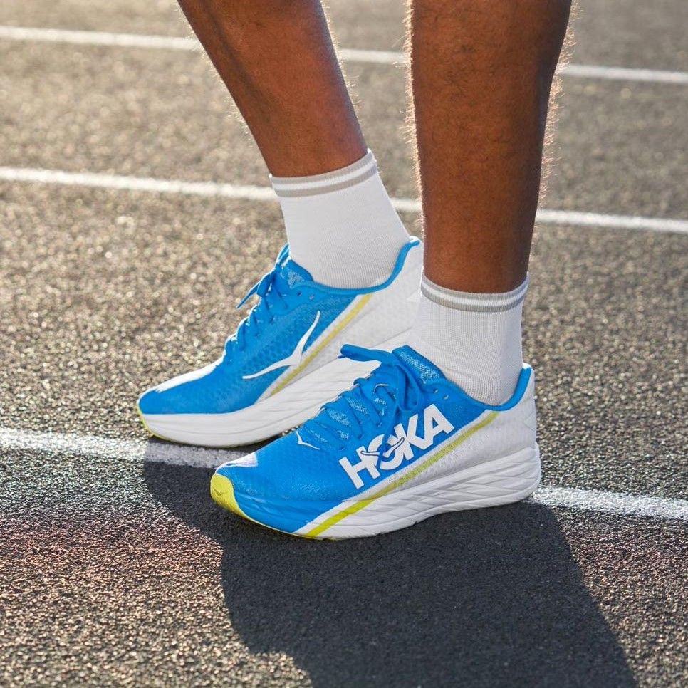 10 Rekomendasi Sepatu Hoka Terbaik untuk Lari, Super Empuk! 10 Rekomendasi Sepatu Hoka Terbaik untuk Lari, Super Empuk!
