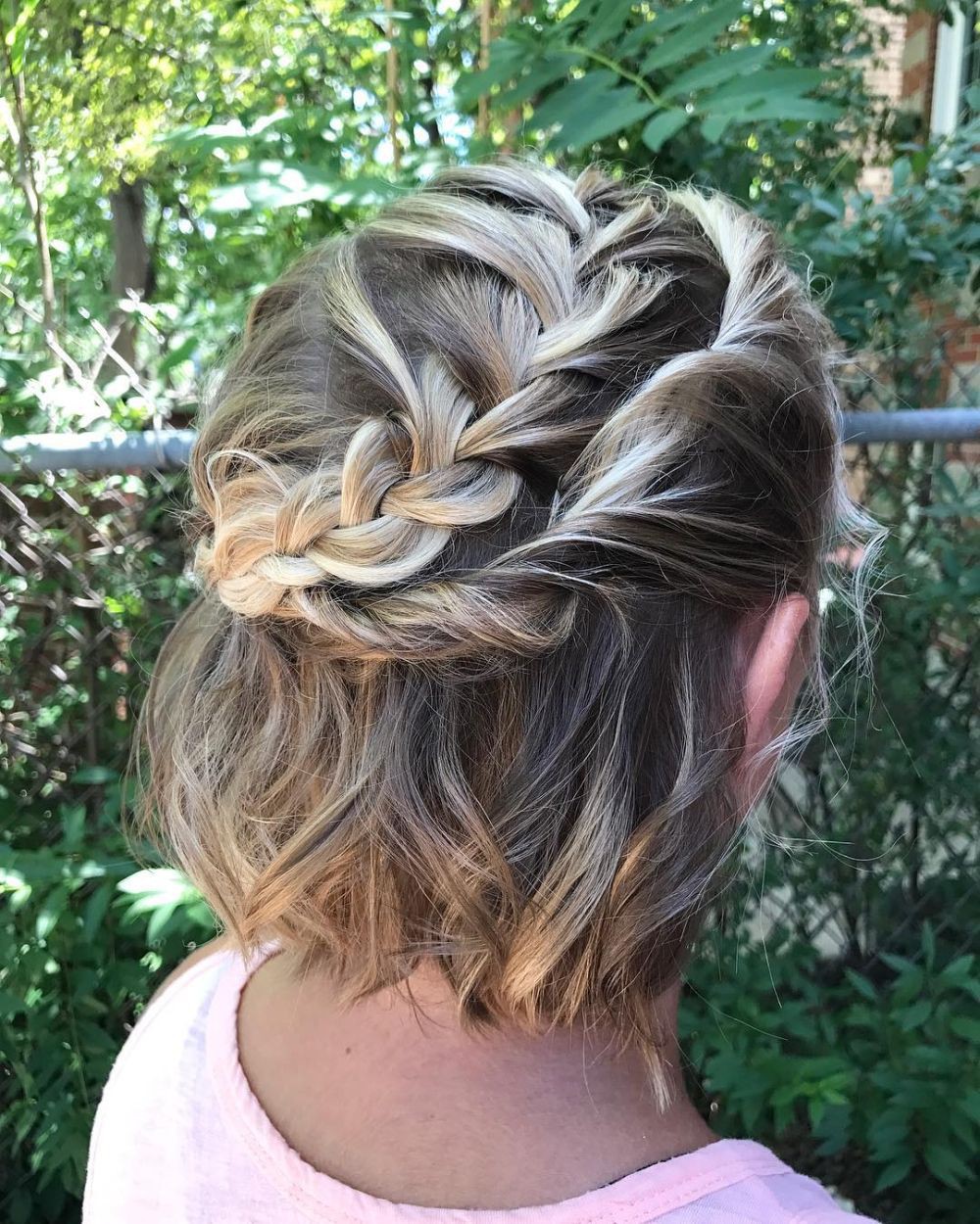 14 Model Kepang Rambut Pendek yang Mudah Dibuat dan Stylish