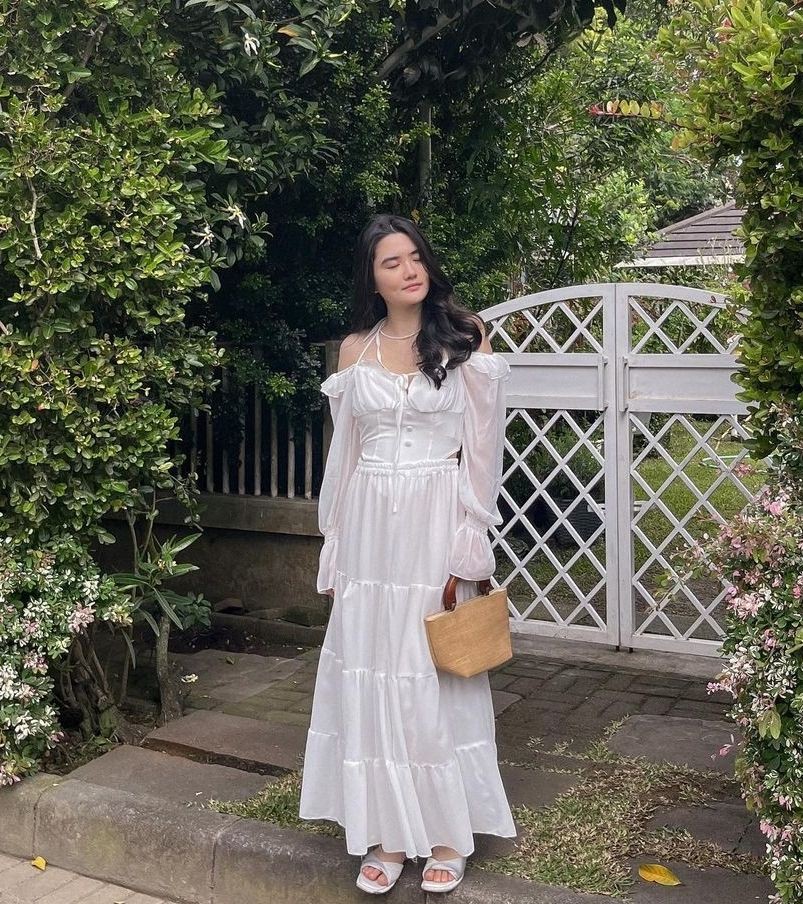 10 Inspirasi Outfit Feminin Adiella, Anggun ala Pinterest