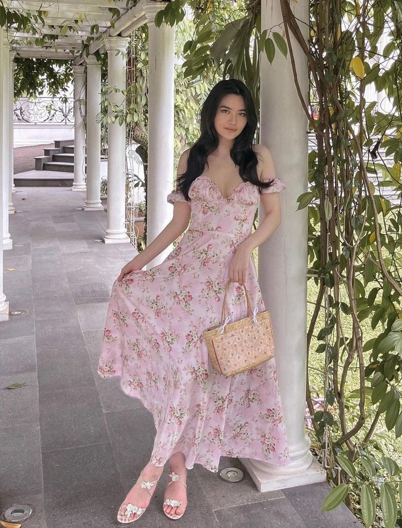 10 Inspirasi Outfit Feminin Adiella, Anggun ala Pinterest