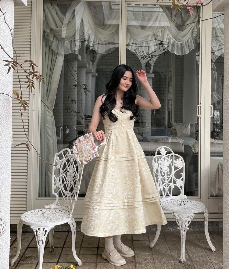 10 Inspirasi Outfit Feminin Adiella, Anggun ala Pinterest
