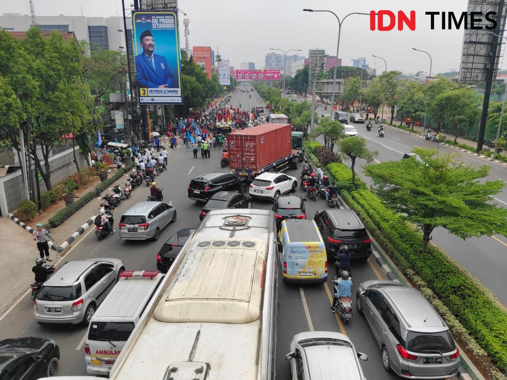 Demo UMP, Buruh Blokade Akses Tol dan Jalan Ahmad Yani Demo UMP, Buruh Blokade Akses Tol dan Jalan Ahmad Yani