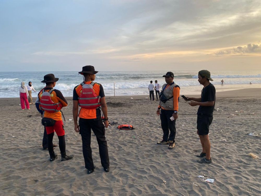 Ada Wisatawan Lagi yang Disapu Ombak Pantai Selatan Ada Wisatawan Lagi yang Disapu Ombak Pantai Selatan