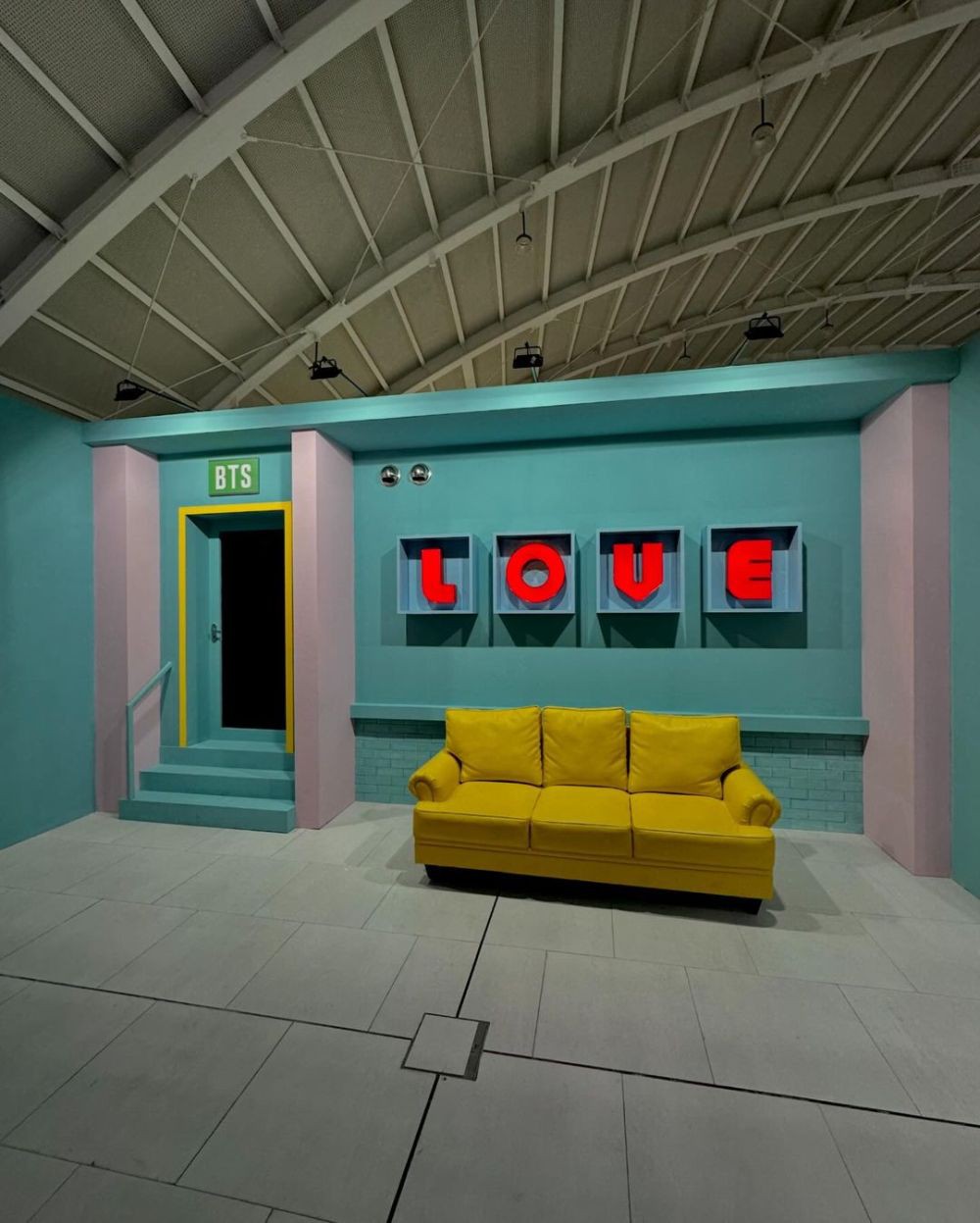 10 Potret BTS Exhibition: Proof in Jakarta, Surganya Army