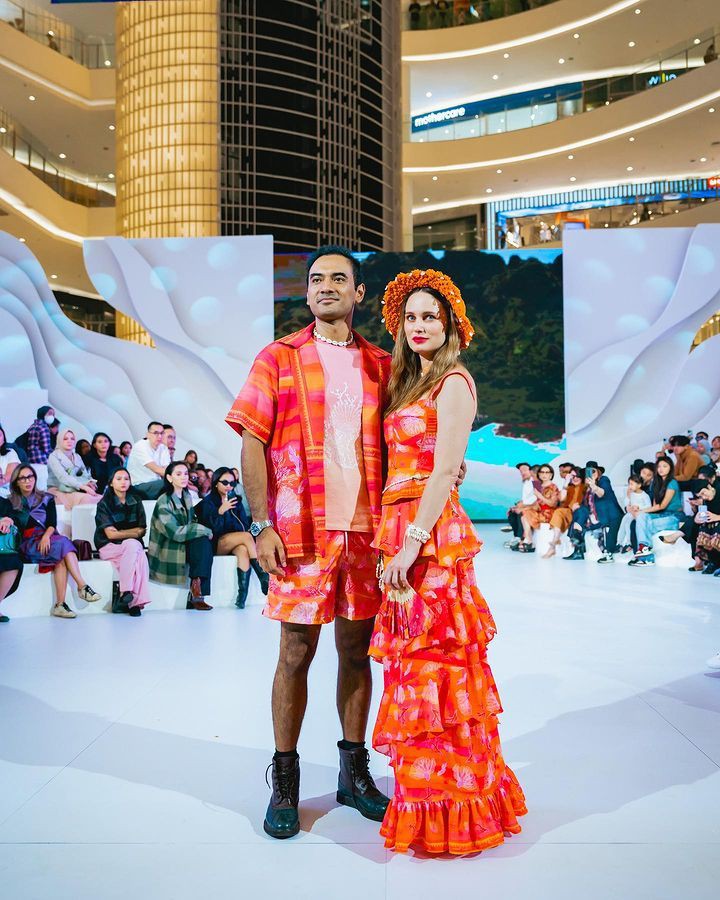 9 OOTD Ario Bayu dan Istri Bulenya, Gaya Kompak nan Romantis