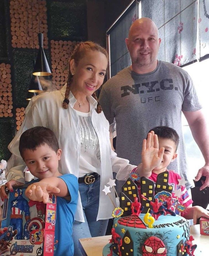Potret Hangat Kenangan Kiki Fatmala dan Keluarga Potret Hangat Kenangan Kiki Fatmala dan Keluarga