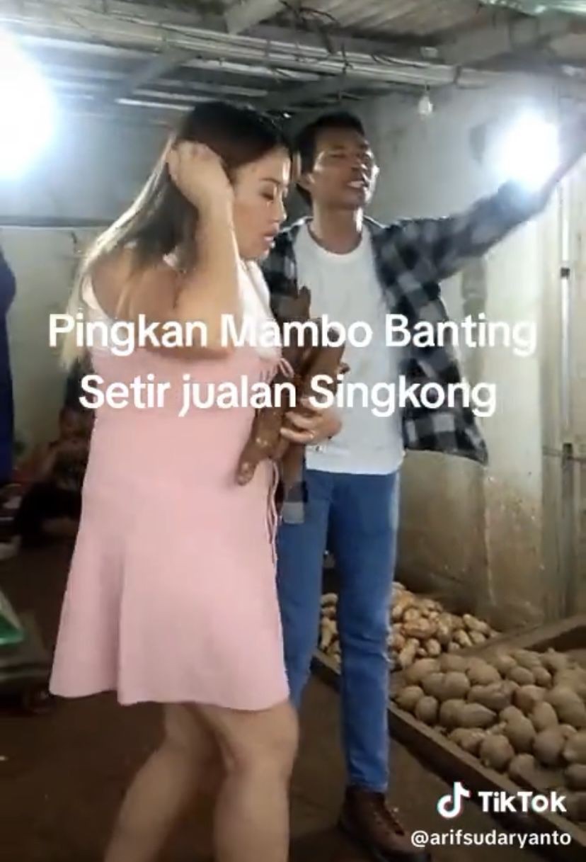 7 Potret Pinkan Mambo Bantu Suami Jualan Singkong 7 Potret Pinkan Mambo Bantu Suami Jualan Singkong