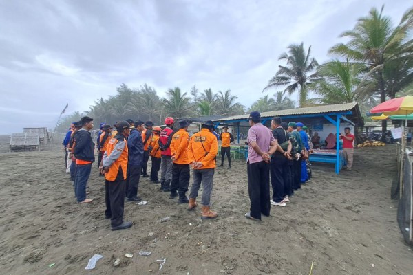 Ada Wisatawan Lagi yang Disapu Ombak Pantai Selatan Ada Wisatawan Lagi yang Disapu Ombak Pantai Selatan
