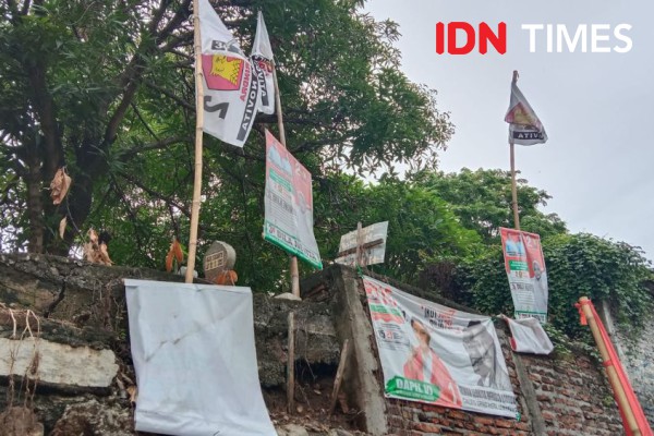 Banyak APK Caleg dan Parpol Ditancapkan di Bergota Semarang Banyak APK Caleg dan Parpol Ditancapkan di Bergota Semarang
