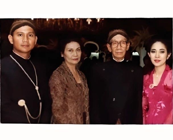 8 Ootd Titiek Soeharto Saat Muda Potret Bersama Prabowo 