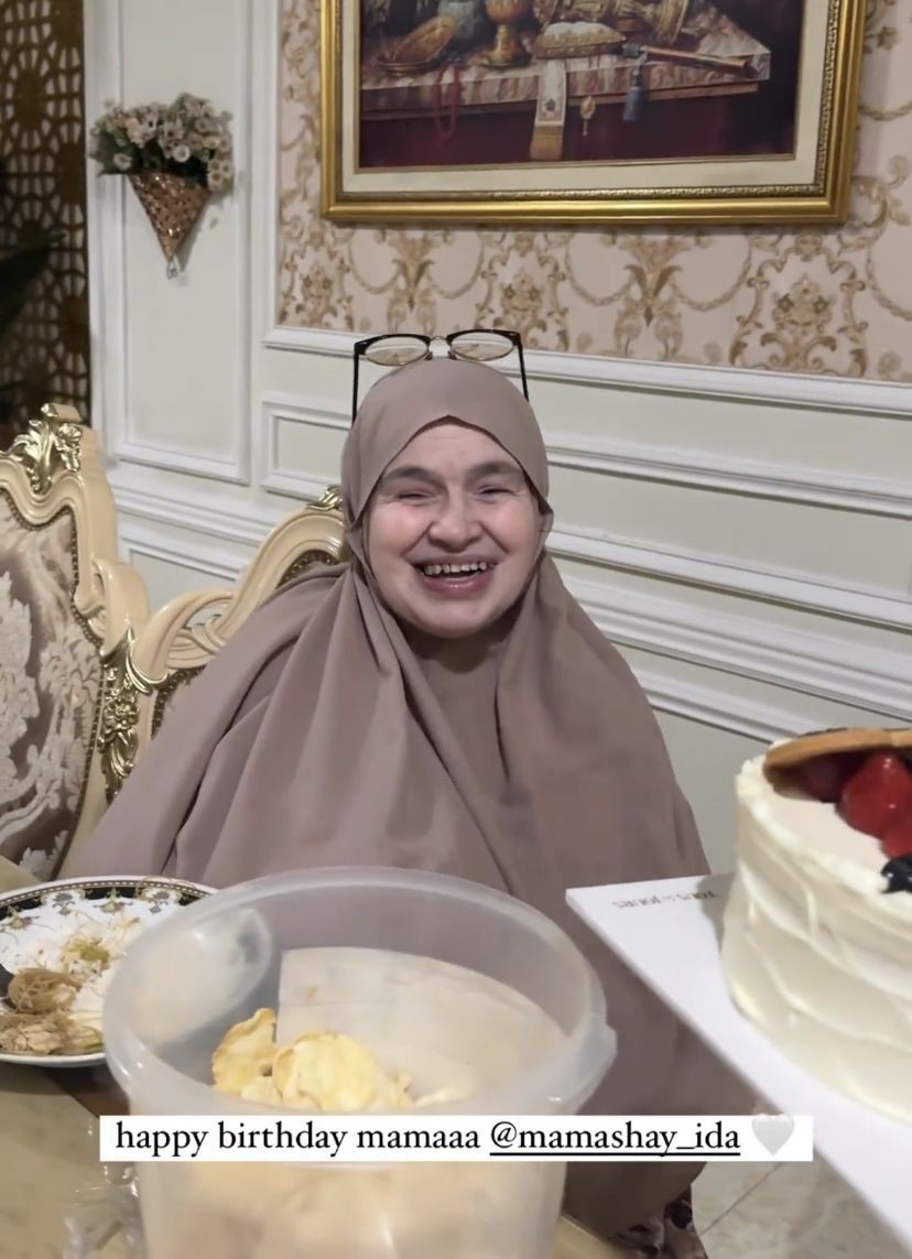 8 Potret Kejutan Ulang Tahun Ibu Fadil Jaidi 8 Potret Kejutan Ulang Tahun Ibu Fadil Jaidi