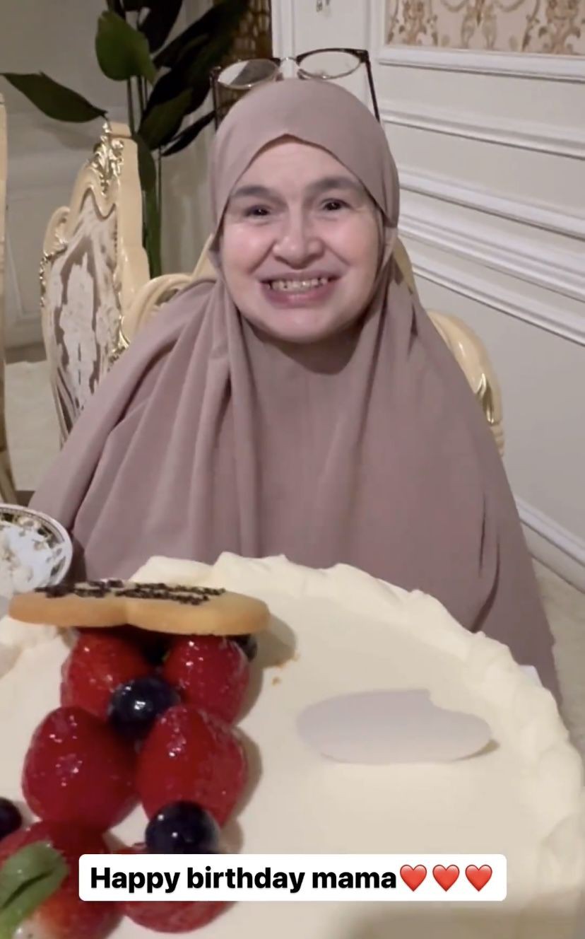 8 Potret Kejutan Ulang Tahun Ibu Fadil Jaidi 8 Potret Kejutan Ulang Tahun Ibu Fadil Jaidi