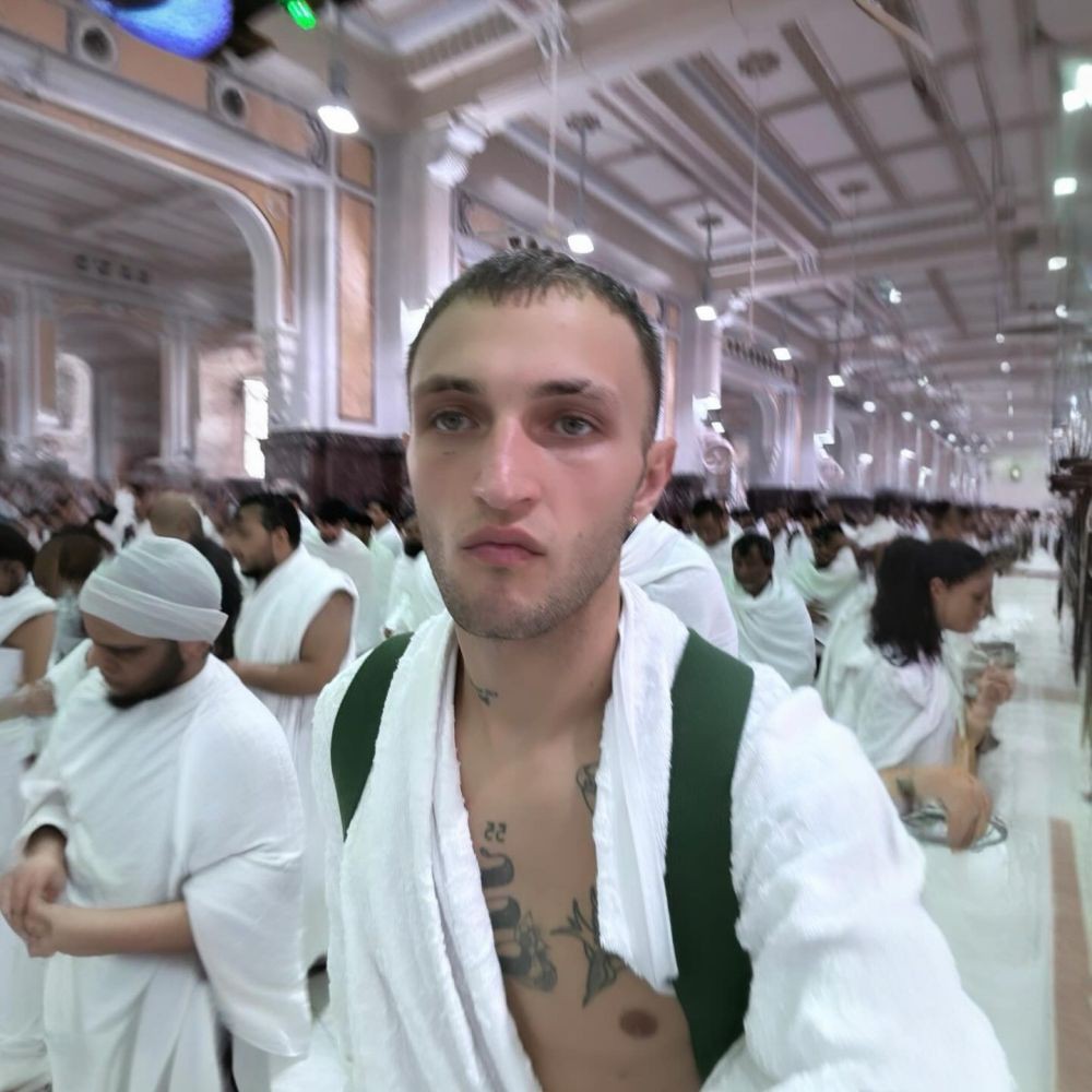 Potret Anwar Hadid Jalani Ibadah Umrah saat Ramadan 2024