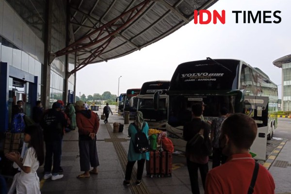 Mudik Lebaran 2024, Penumpang Padati Terminal Pulo Gebang