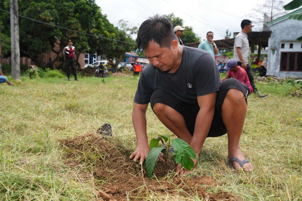 Pertama Berkantor, Pj Gubernur Sulsel Ajak Tanam Pohon Pertama Berkantor, Pj Gubernur Sulsel Ajak Tanam Pohon