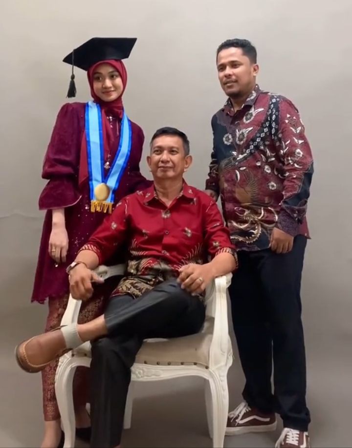 7 Momen Mamat Alkatiri Dampingi Tunangannya Wisuda di Jogja