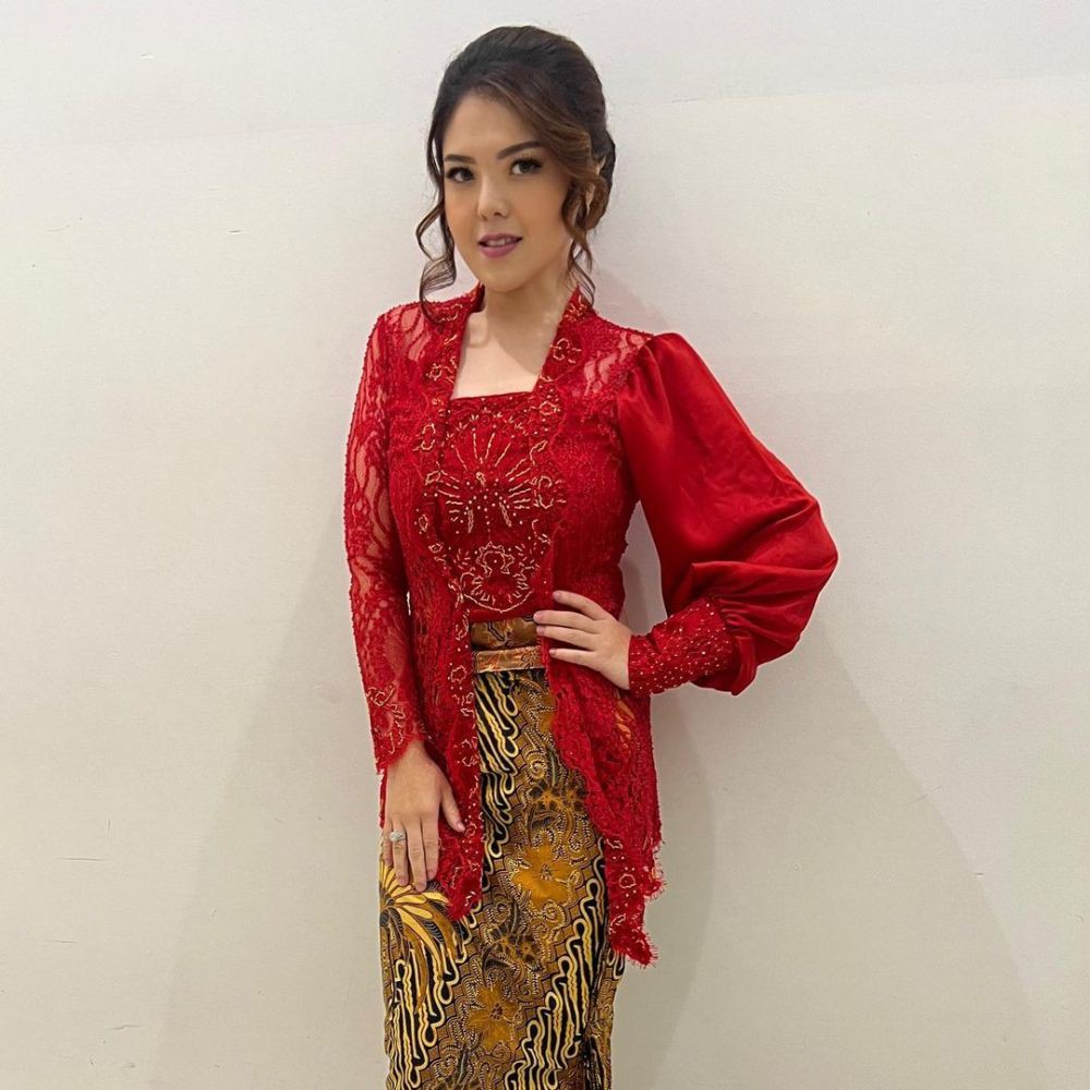 7 Outfit Nuansa Merah buat Pergi Kondangan, Banyak Modelnya