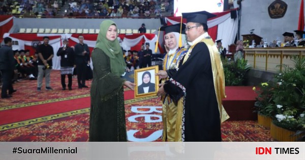 Haru Seorang Ibu Wakili Wisuda Anaknya Sudah Meninggal Haru Seorang Ibu Wakili Wisuda Anaknya Sudah Meninggal