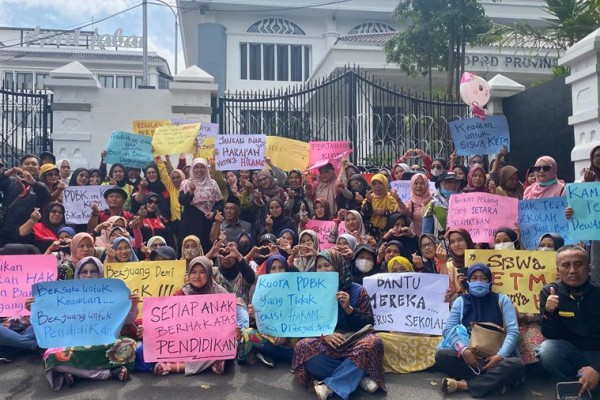 PPDB Dinilai Tak Adil, Emak-emak Geruduk Gedung DPRD Jabar PPDB Dinilai Tak Adil, Emak-emak Geruduk Gedung DPRD Jabar