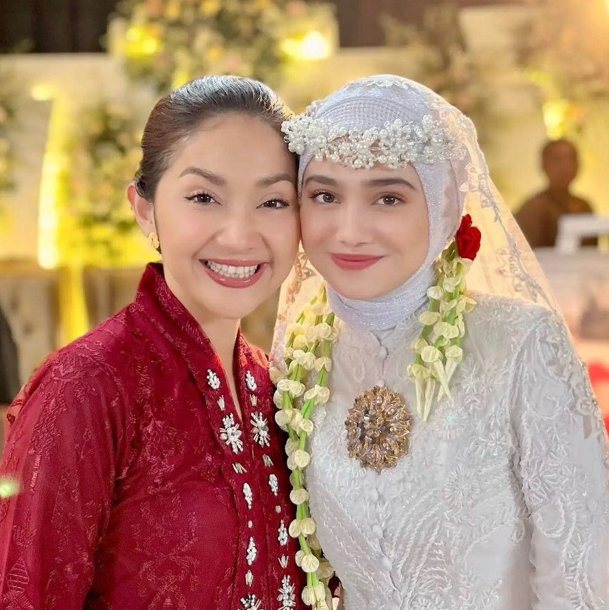 7 Potret Syifa Hadju dan Teuku Ryan Menikah di Sinetron 7 Potret Syifa Hadju dan Teuku Ryan Menikah di Sinetron