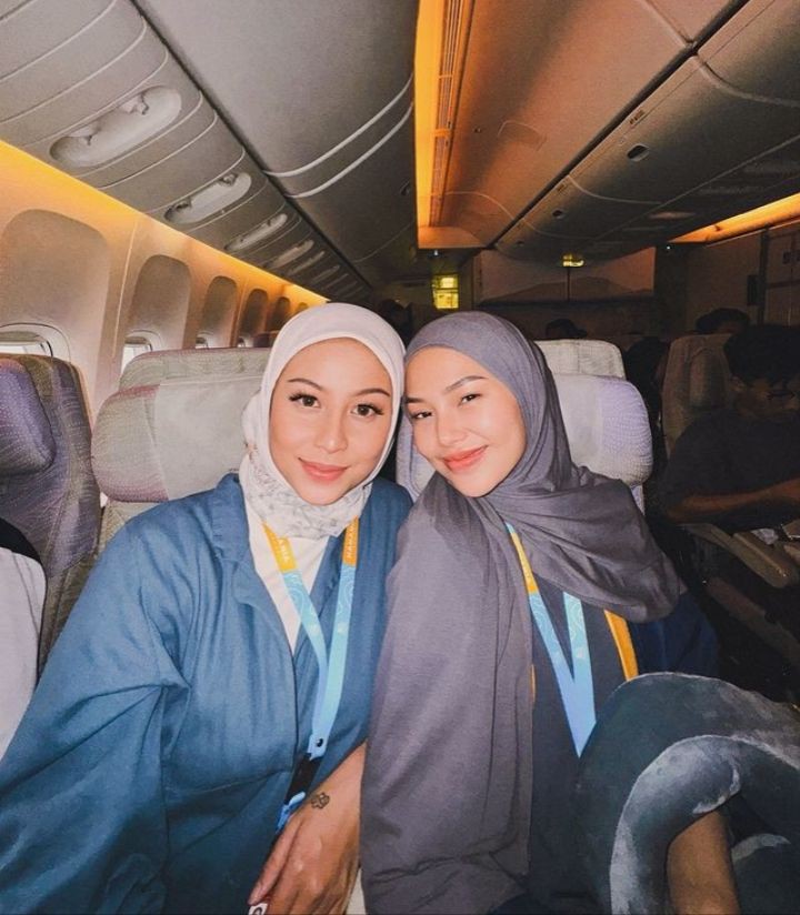 8 Potret Awkarin Perdana Umrah, Bareng Sahabat dan Orangtua