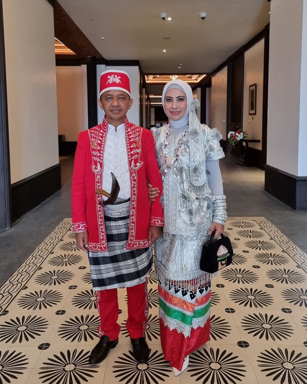 14 OOTD Bahlil Lahadalia dan Istri, Serasi nan Mesra!