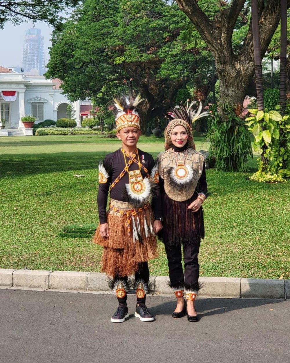 14 OOTD Bahlil Lahadalia dan Istri, Serasi nan Mesra!