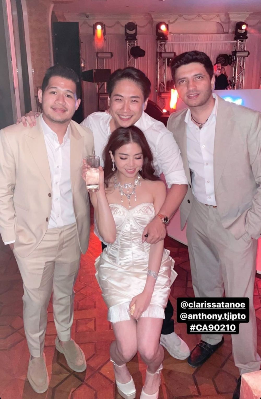 9 Style Dress dan Makeup Resepsi Clarissa Tanoesoedibjo