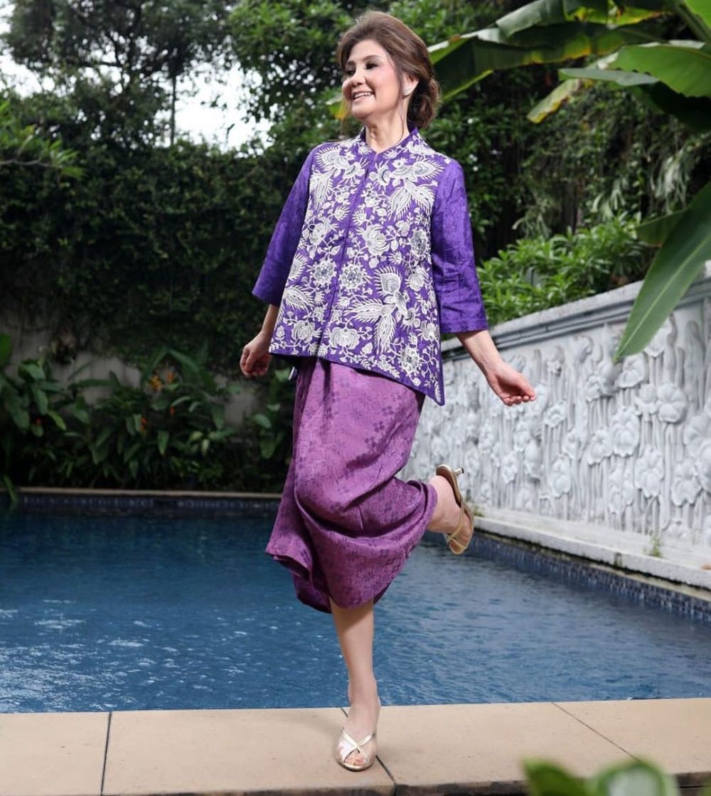 8 Paduan Kebaya dan Wastra Nusantara ala Ekonom Aviliani