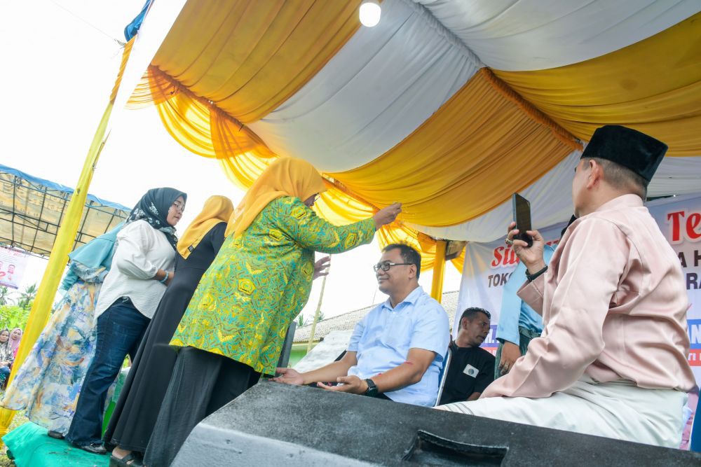 Dokter Asri Berziarah dan Makan Bareng Warga Hamparan Perak