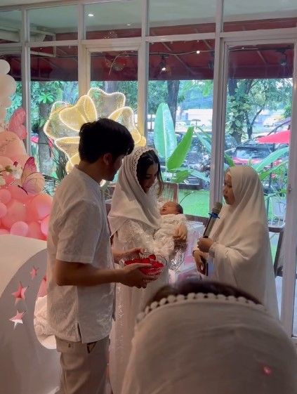 7 Potret Akikah Baby Kimova Anak Kevin Aprilio dan Vicy