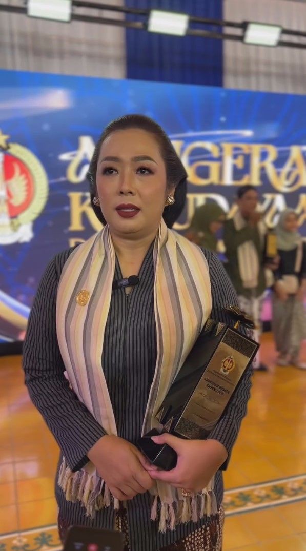 7 Potret Soimah Dapat Penghargaan dari Sri Sultan HB X 7 Potret Soimah Dapat Penghargaan dari Sri Sultan HB X