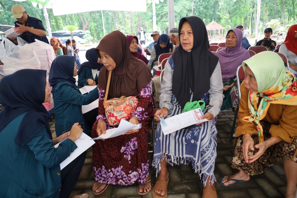 Gelar Pengobatan Gratis, Undip Rekam Kesehatan Warga Teluk A