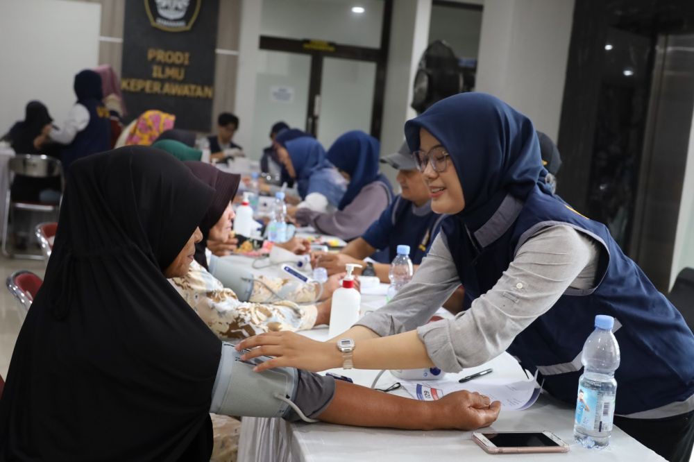 Gelar Pengobatan Gratis, Undip Rekam Kesehatan Warga Teluk A