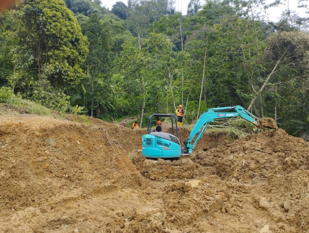 Akses Jalan Cipanas-Ciparay di Lebak Tertutup Longsor Akses Jalan Cipanas-Ciparay di Lebak Tertutup Longsor
