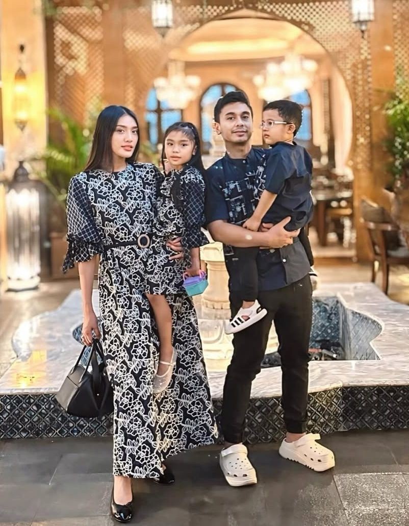 10 Inspirasi OOTD Keluarga Raditya Dika, Warnanya Matching