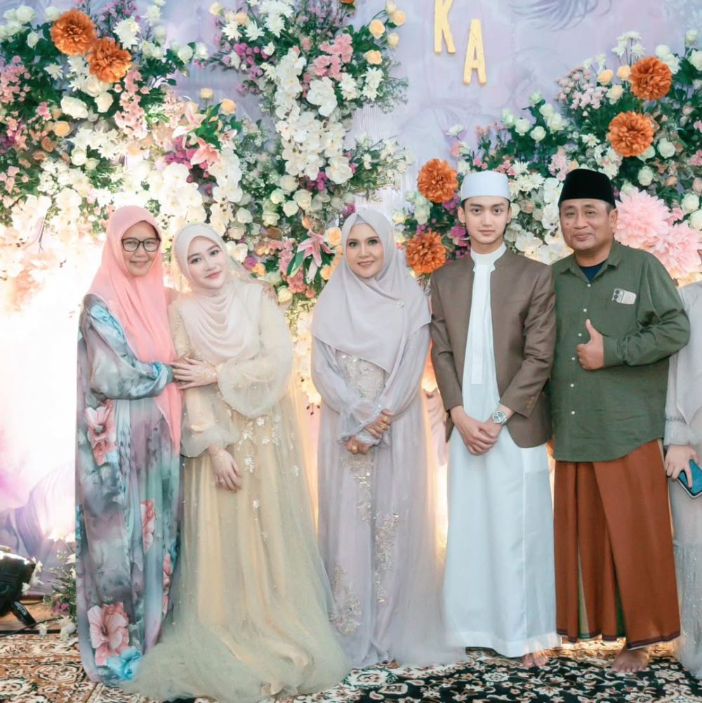 7 Potret Lamaran Guz Azmi dan Khansa Mariska