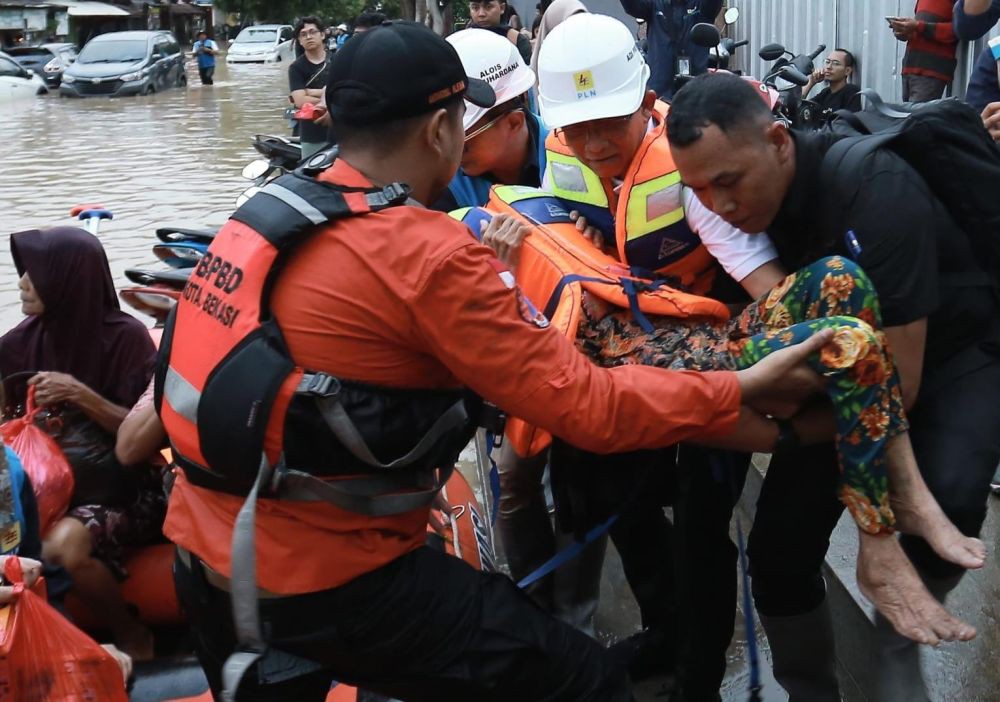 PLN Kontrol Keamanan Listrik dan Bantu Evakuasi Banjir